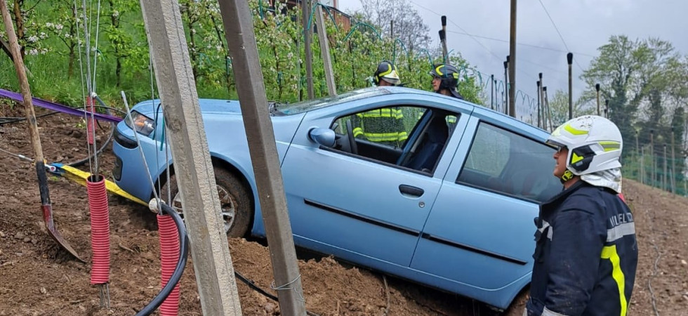 L’auto parcheggiata scivola per il pendio e finisce nel meleto (FOTO): recuperata dai vigili del ...